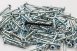 Quais são os tipos de parafusos mais comuns e suas aplicações?